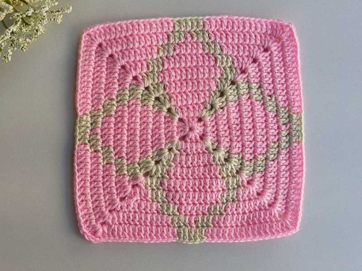Free Crochet Two-Color Flower Granny Square Pattern - Crochet Bits